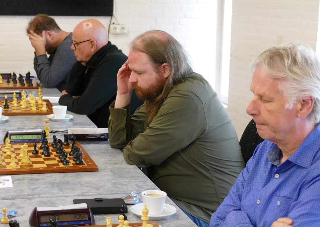 Een maatje te groot… | Emmer Schaak Genootschap